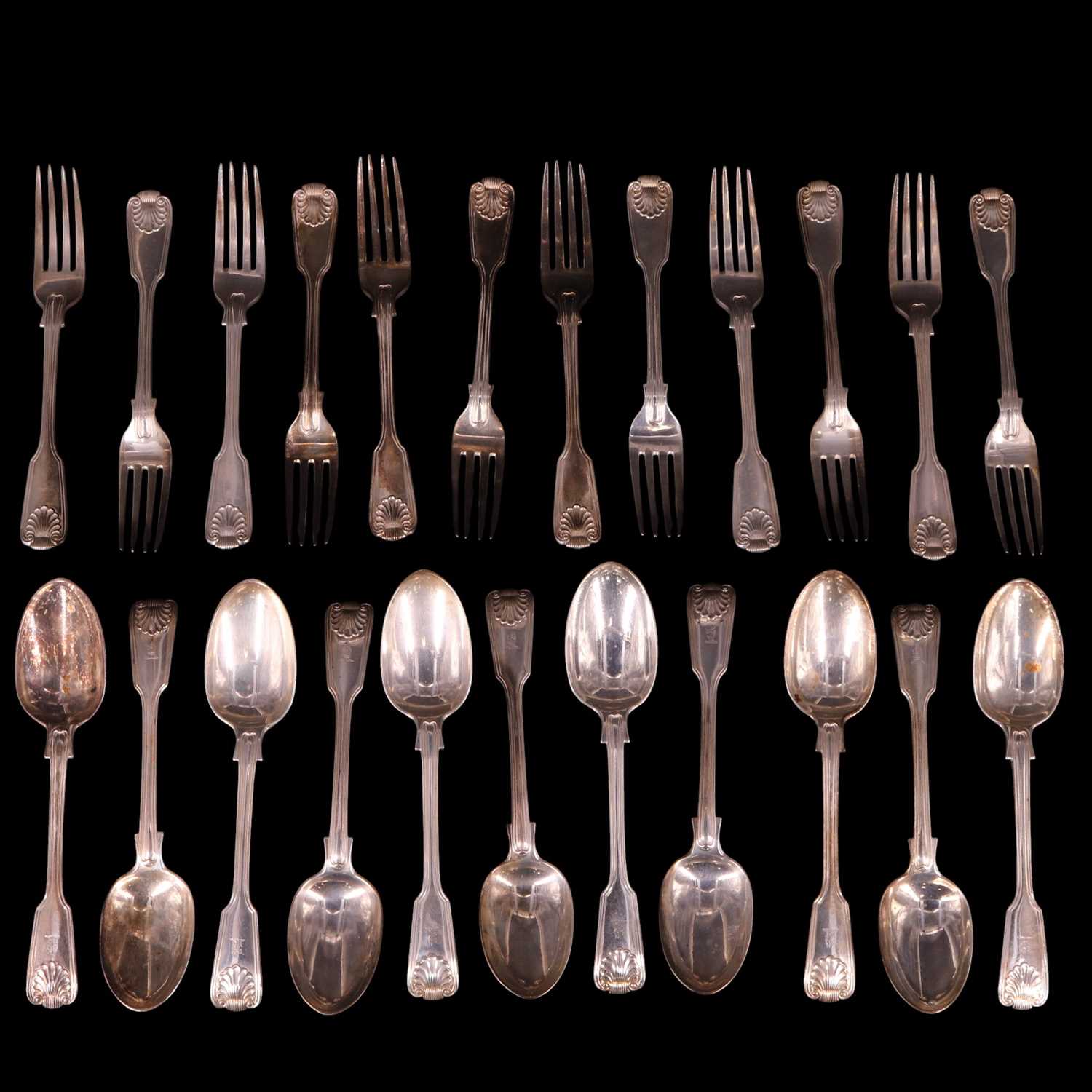 Lot 1172 - A set of 12 Victorian silver fiddle, thread